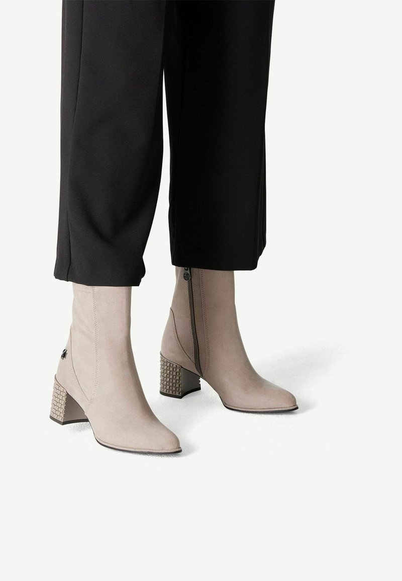 Marco Tozzi BY GUIDO MARIA KRETSCHMER - Korte laarzen - taupe/beige ...