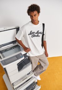 LOW LIGHTS STUDIOS® SHUTTER TEE UNISEX - T-Shirt print - ecru/offwhite ...