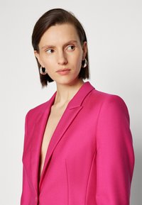 BOSS JUICYLARA - Blazer - bright pink/rosa - Zalando.es