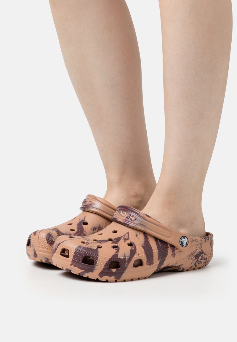 Crocs CLASSIC MARBLED - Pantolette flach - cork/dunkelbraun - Zalando.de