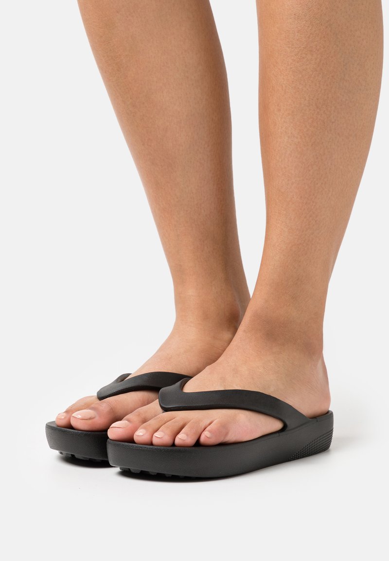 Crocs CLASSIC PLATFORM FLIP - Pool shoes - black - Zalando.co.uk