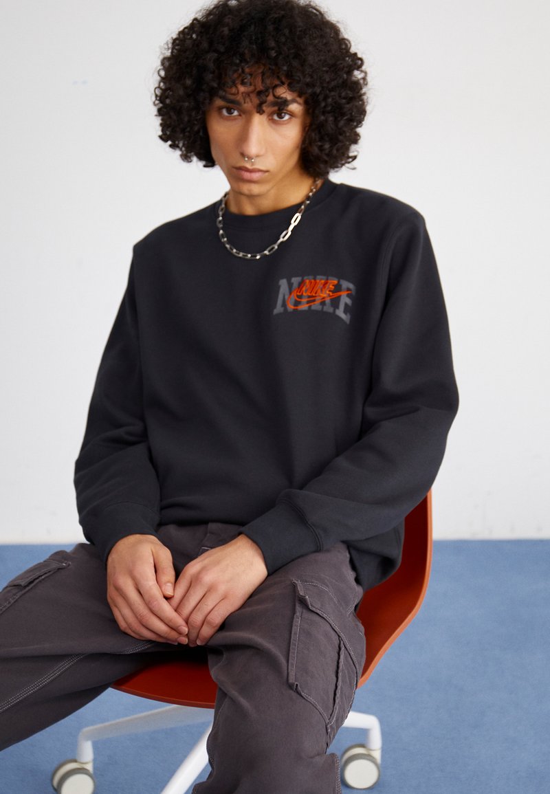 Nike Sportswear CLUB CREW ARCH - Sweatshirt - black/safety orange/black ...