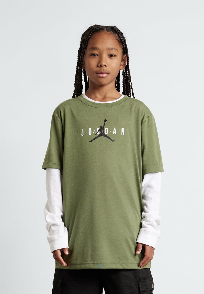 Jordan SUSTAINABLE TEE UNISEX - Triko s potiskem - light olive/olivová ...