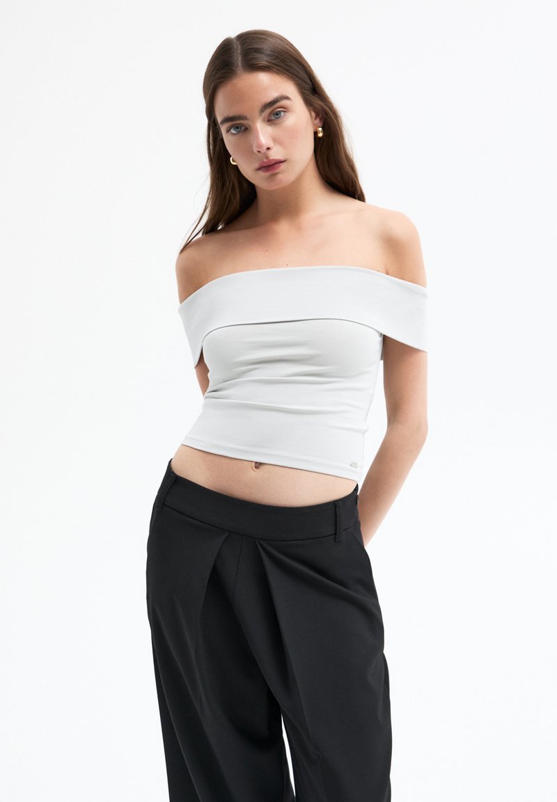 PULL&BEAR OFF-THE-SHOULDER - T-Shirt print - light grey/hellgrau ...