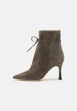 Custommade AMANDA - Classic ankle boots - army green/dark green ...