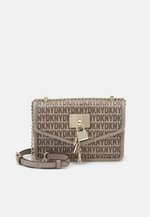 DKNY ELISSA FLAP SHOULDER - Umhängetasche - chino/toffee/taupe - Zalando.ch