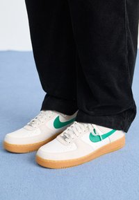 Nike Sportswear AIR FORCE 1 07 - Zapatillas - phantom/malachite/yellow ...