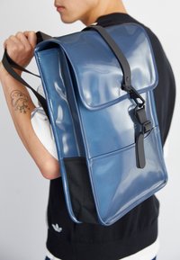 Rains BACKPACK MINI UNISEX - Mochila - sonic/azul - Zalando.es
