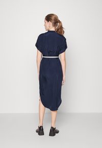 Lauren Ralph Lauren Petite TYCENDA SHORT SLEEVE DAY DRESS - Vestido camisero - refined navy/azul ...