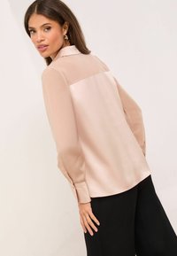 Lipsy REGULAR FIT - LONG SLEEVE - Chemisier - champagne gold/beige ...
