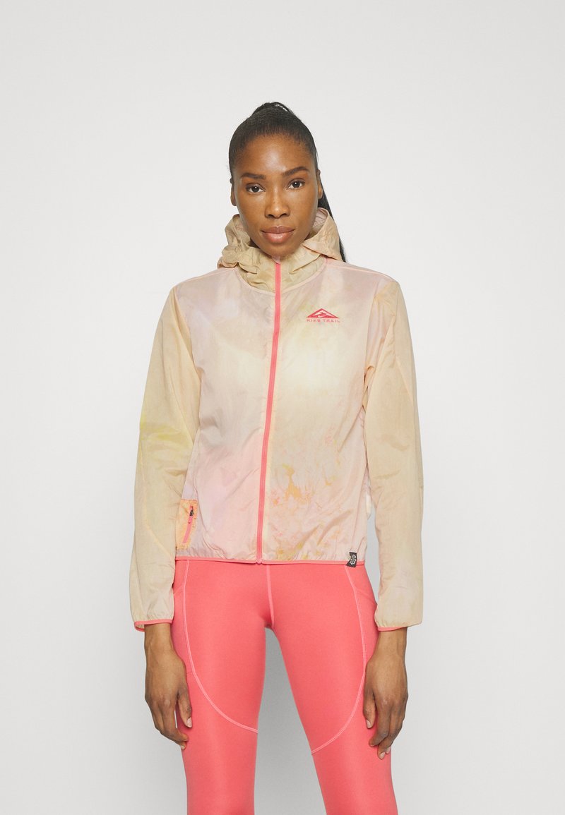 Nike Performance W NK TRAIL JACKET - Running jacket - coral chalk/sea ...