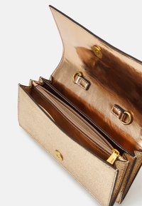 Guess GILDED GLAMOUR XBODY - Psaníčko - gold-coloured/zlatá barva ...