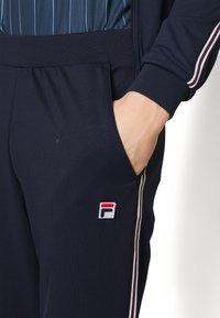 Fila TRACKSUIT JAKE SET - Trainingsanzug - peacoat blue/dunkelblau ...