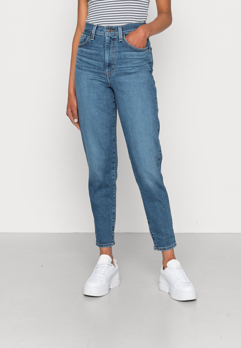 Levi's® HIGH WAISTED MOM - Jeans Tapered Fit - z0642 medium indigo/stone-blue denim - Zalando.de