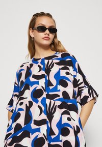 Monki Blusenkleid - pink lisendna/pink - Zalando.ch