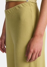 Billabong KEEP IT STRAIGHT - Tracksuit bottoms - thw/green - Zalando