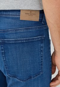 Hackett London POWERFLEX - Straight leg jeans - denim blue/blauw denim ...