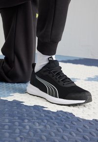Puma KRUZ TRACK JR - Väglöparskor - black/white/svart - Zalando.se