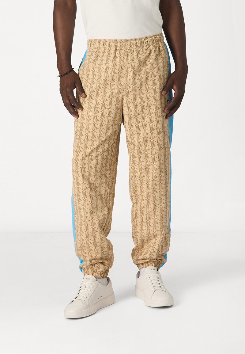 Lacoste MONOGRAM TRACKSUIT - Pantalon de survêtement - croissant/bonnie ...