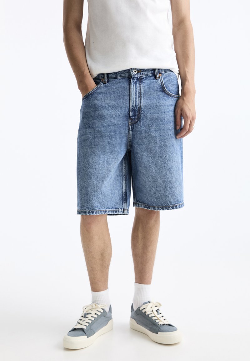 PULL&BEAR STWD BAGGY BERMUDA - Denimshorts - blue denim/bluedenim ...
