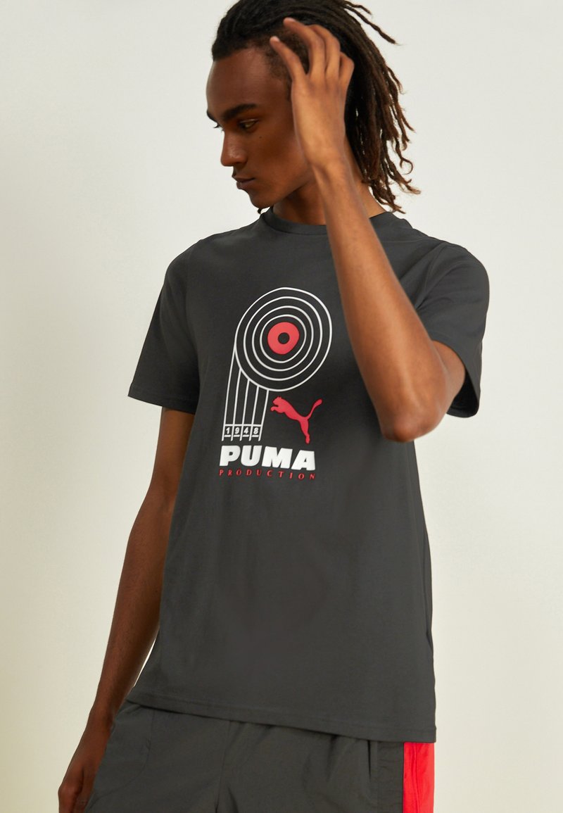 Puma GRAPHICS PRODUCTION TEE - Print T-shirt - black - Zalando.ie