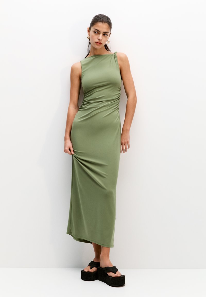 PULL&BEAR ASYMMETRIC GATHERED - Robe longue - khaki/kaki - ZALANDO.FR