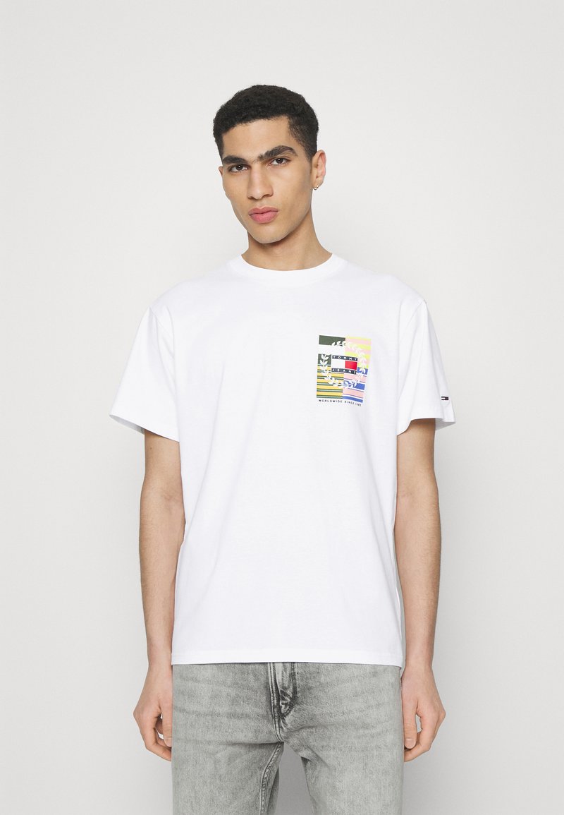 Tommy Jeans FLAG CRISP LUXE TEE - Camiseta estampada - white/blanco - Zalando.es