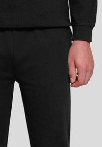 Lyle & Scott LAYERS FLY - Trainingsbroek - jet black/zwart - Zalando.nl