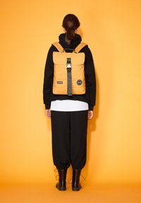 CONSIGNED VANCE - Sac à dos - mustard/moutarde - ZALANDO.FR