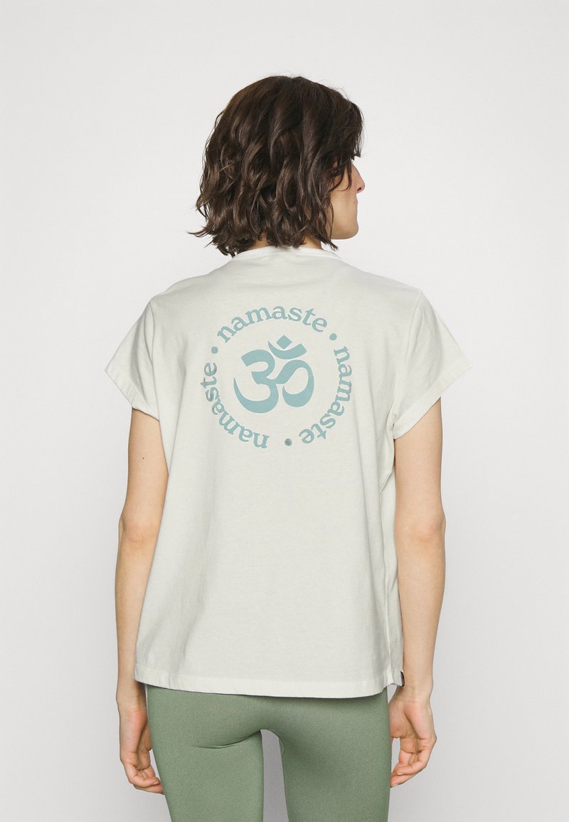 Yogasearcher NAMASTE BACK - Print T-shirt - off-white/white - Zalando.ie