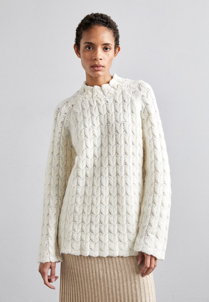 Holzweiler CARA CABLE CREW - Strickpullover - ecru/offwhite - Zalando.de
