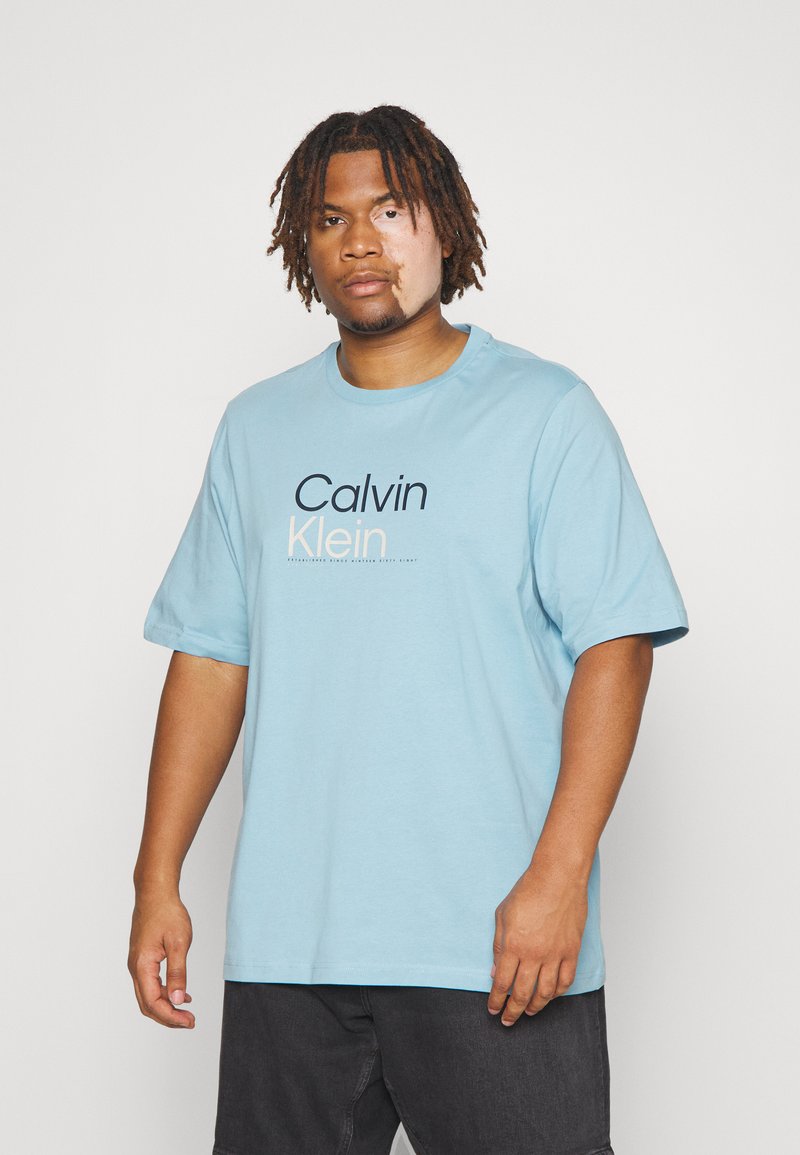 Calvin Klein LOGO PLUS SIZE - T-shirt con stampa - tropic blue/blu ...
