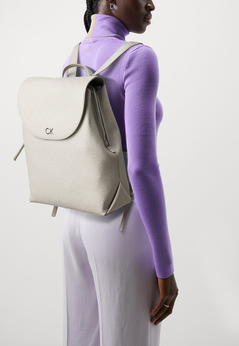 Calvin Klein DAILY BACKPACK MONO - Sac à dos - stoney beige/beige ...