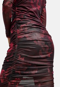 Liberté Essentiel LS - Shift dress - black bordeaux flower/red - Zalando