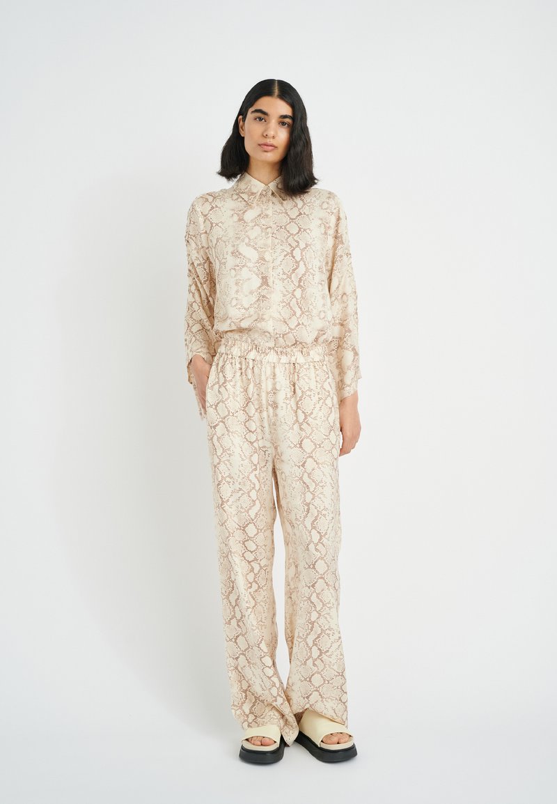 InWear DWYN - Trousers - neutral oversized snake/beige - Zalando.ie