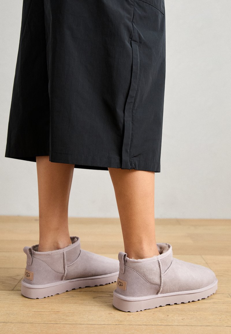 UGG CLASSIC ULTRA MINI - Bottes de neige - pale smoke/rose clair ...