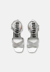 Buffalo CHERRY GLAM - Sandalen met hoge hak - silver/zilverkleurig ...