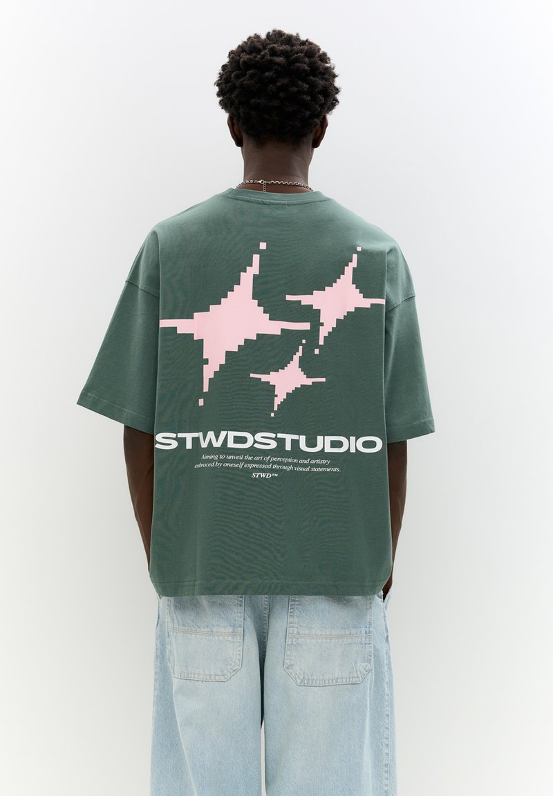 PULL&BEAR SHORT SLEEVE STUDIO - T-Shirt print - green/grün - Zalando