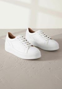 Next REGULAR FIT - FOREVER COMFORT CHUNKY - Sneakers laag - white/wit ...