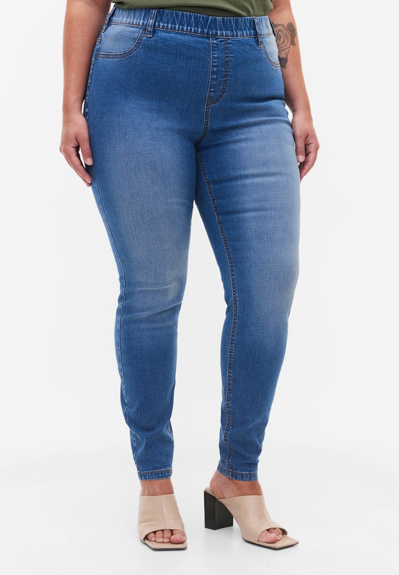 Zizzi WITH BACK POCKETS - Jeggings - blue denim/bluedenim - Zalando.dk