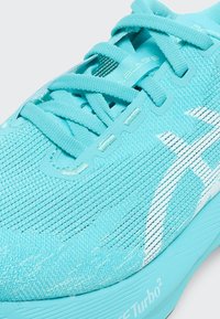 ASICS NOVABLAST 6 - Katujuoksukengät - energy aqua/white/sininen ...