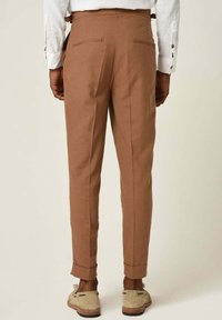 Antioch HIGH WAIST PLEATED WITH BUCKLE BELT DETAIL - Broek - camel ...