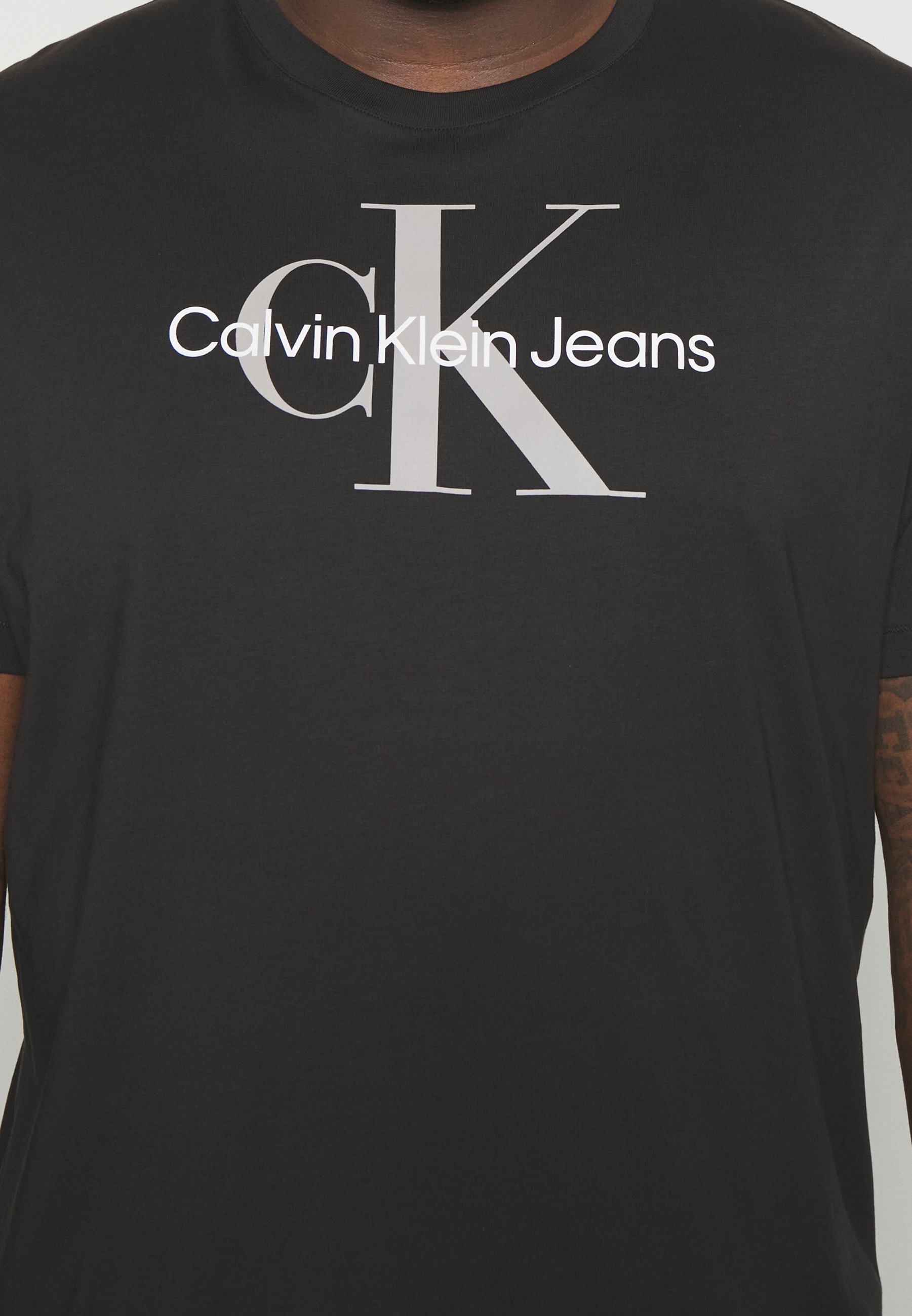 Calvin Klein Jeans Plus PLUS SEASONAL MONOLOGO TEE Print T shirt ck black porpoise black Zalando