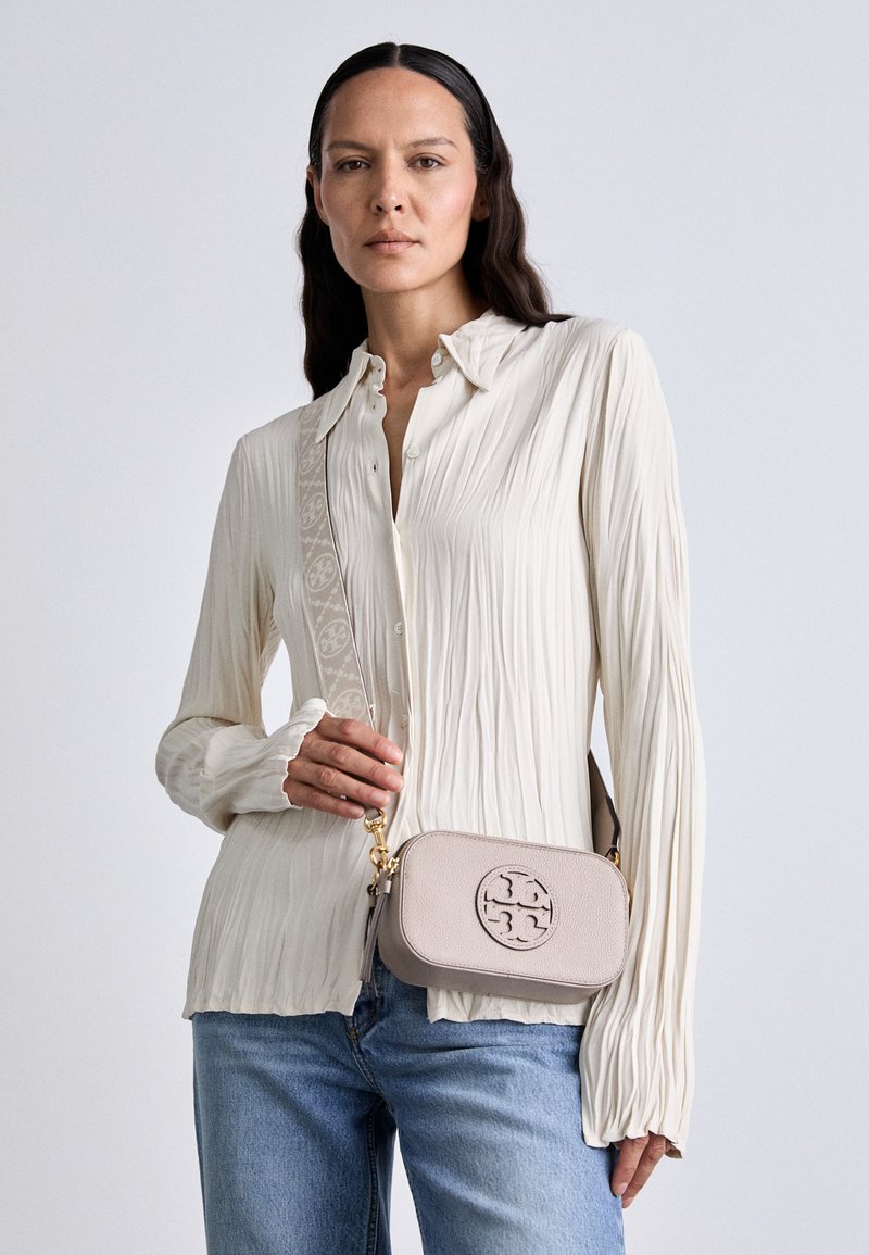 Tory Burch MILLER CROSSBODY BAG - Sac bandoulière - fresh clay/écru ...