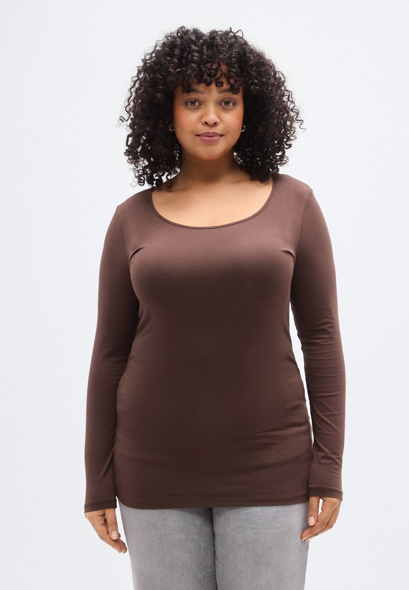 Vero Moda Curve VMPAXI SOFT U NECK - Long sleeved top - chocolate ...