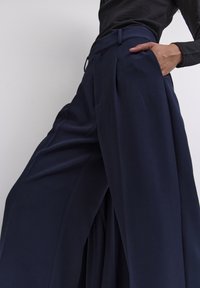 My Essential Wardrobe THE TAILORED HIGH - Stoffhose - baritone blue ...