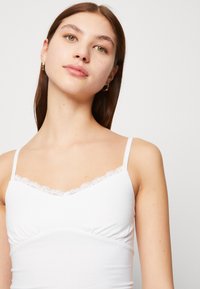 Hollister Co. BARE RUCHED BUST CUPS CHAIN - Top - bright white/bianco ...