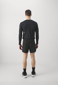 EA7 Emporio Armani TOP PERFORMER SHORTS - kurze Sporthose - black/schwarz - Zalando.ch