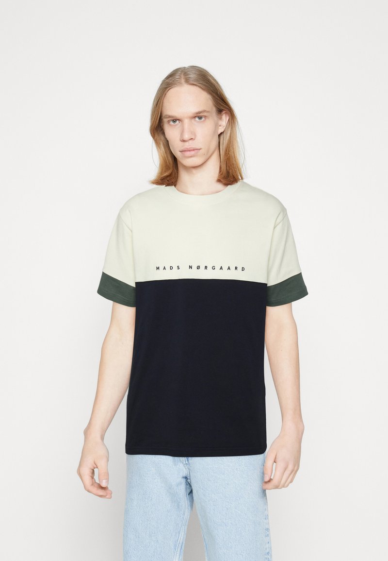 Mads Nørgaard COMBED MAGNUS BLOCK TEE - T-shirt imprimé - deep well ...