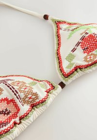 Next REGULAR FIT - EMBROIDERED TRIANGLE - Bikiniyläosa - cream cherry ...